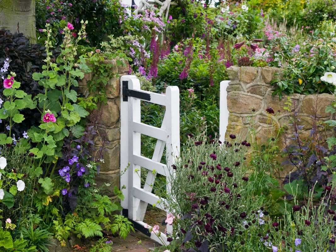 30+ English Garden Design Ideas Turn Your Backyard into A Charming Oasis