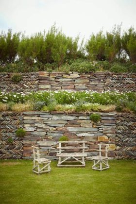 25+ Low Cost Rustic Garden Features (Ideas and Designs)