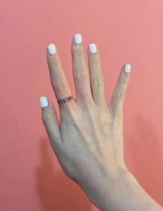 50 Stunning Finger Tattoo Ideas for Self-Expression and Sentimental ...