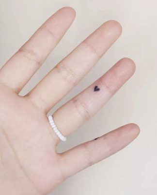 50 Stunning Finger Tattoo Ideas for Self-Expression and Sentimental ...